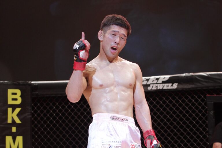 【DEEP OSAKA IMPACT2023#02】宣言通り!? パンチで松岡を追い込んだ松場がRNCでフィニッシュ | MMAのインタビューと試合レポートならMMAPLANET