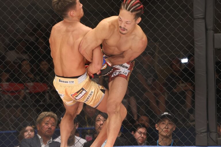【DEEP126】右ストレート一閃！村元が鮮やかな一撃でKENTAにTKO勝利してフライ級王座戴冠 | MMAのインタビューと試合レポートならMMAPLANET